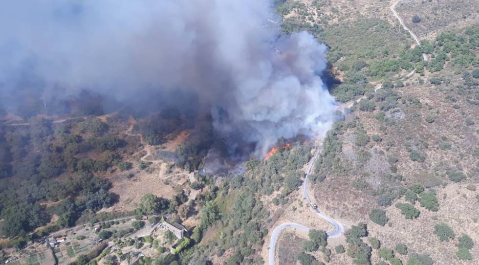 Evacuan un pueblo de 1.800 habitantes de Huelva por un incendio ...