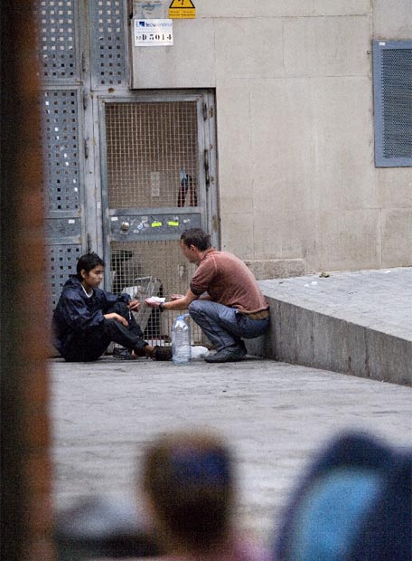 Dos jóvenes inyectándose droga | Cataluña | EL PAÍS