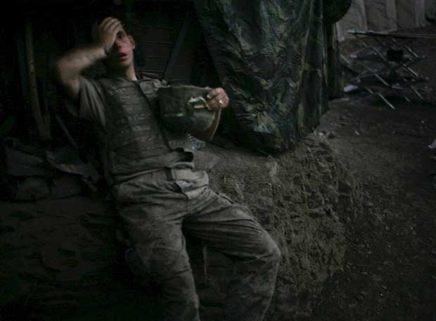 Imagen de un soldado estadounidense agotado en un búnker de Afganistán ...