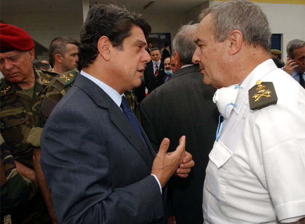 Federico Trillo conversa con el general Navarro | España | EL PAÍS